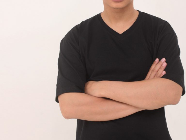 Trend Kaos Polos Model V Neck di tahun 2019, Tampil Keren dengan Postur ...